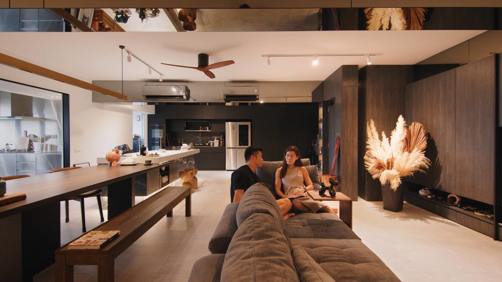 Inside An Alluring Modern Luxurious Home With Mirrored Accents